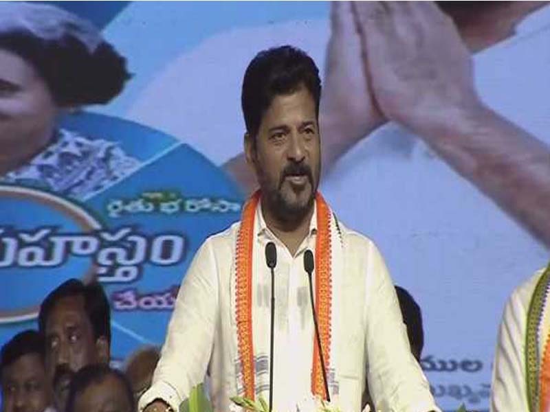 CM of Telangana presents the statue of former Union minister Jaipal Reddy